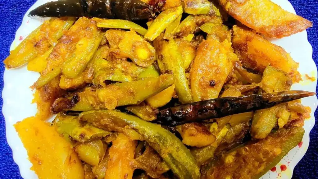 Potol Bhaja Recipe | Parwal Fry | Fried Pointed Grourd | Mitar Cooking