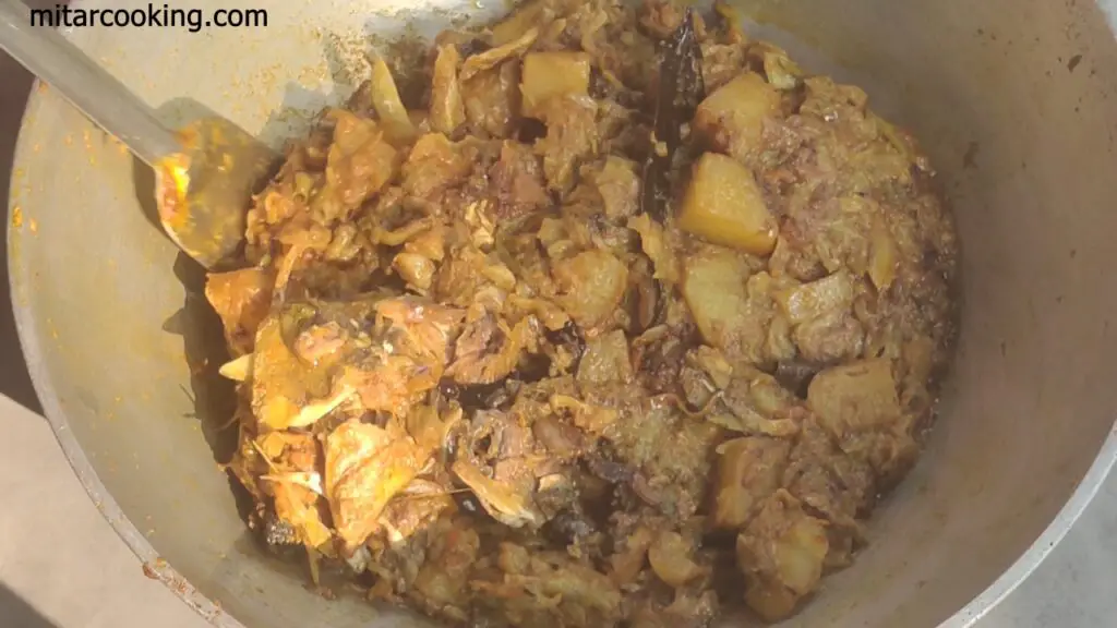 Badhakopi Diye Macher Matha Recipe | Fish Head With Cabbage | Mitar Cooking