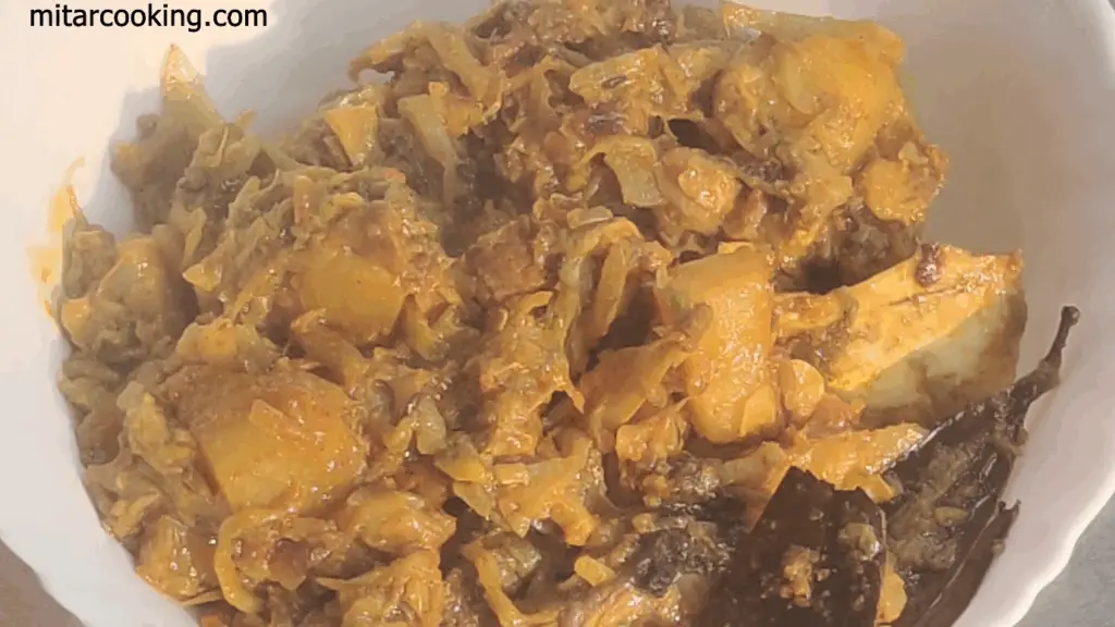 Badhakopi Diye Macher Matha Recipe | Fish Head With Cabbage | Mitar Cooking